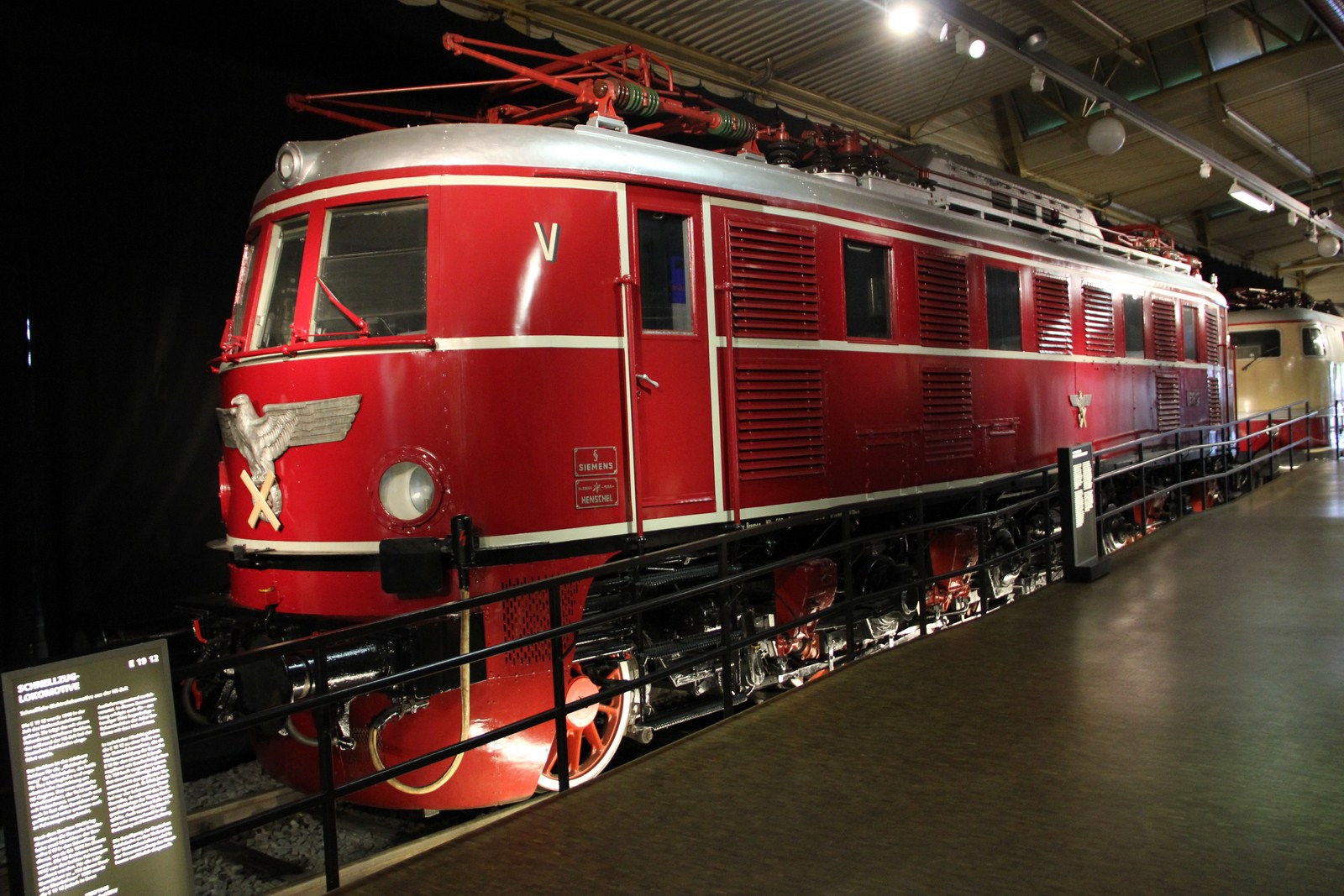 Bestand:E19 12 DB museum Nürnberg.jpg - 3rail Wiki