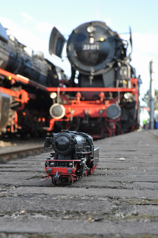 Bestand:Märklin DA800 (3005) type 2 bij het grote voorbeeld; de 23 071 ...