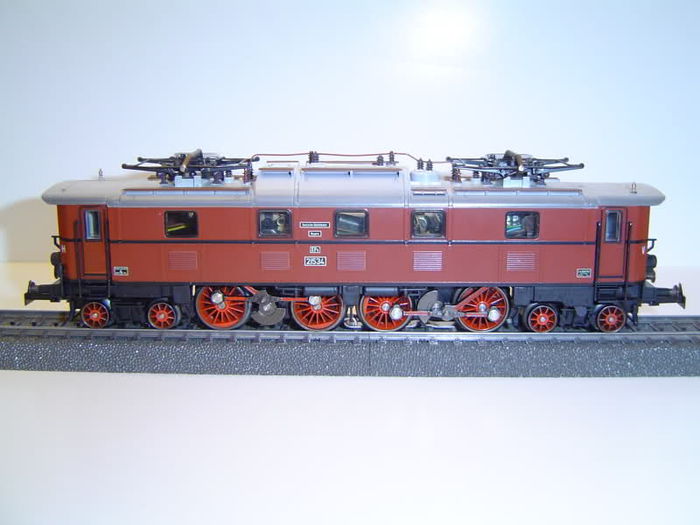 Märklin 2660 - EP5 met ESU magneet en Lokpilot mfx - 3rail Wiki